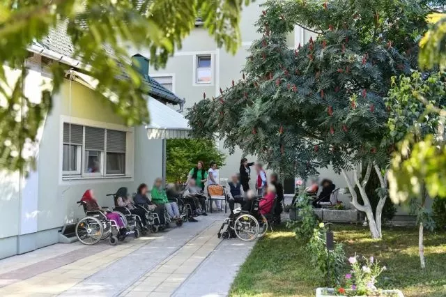PRIVREMENI SMEŠTAJ U STARAČKOM DOMU FENIX