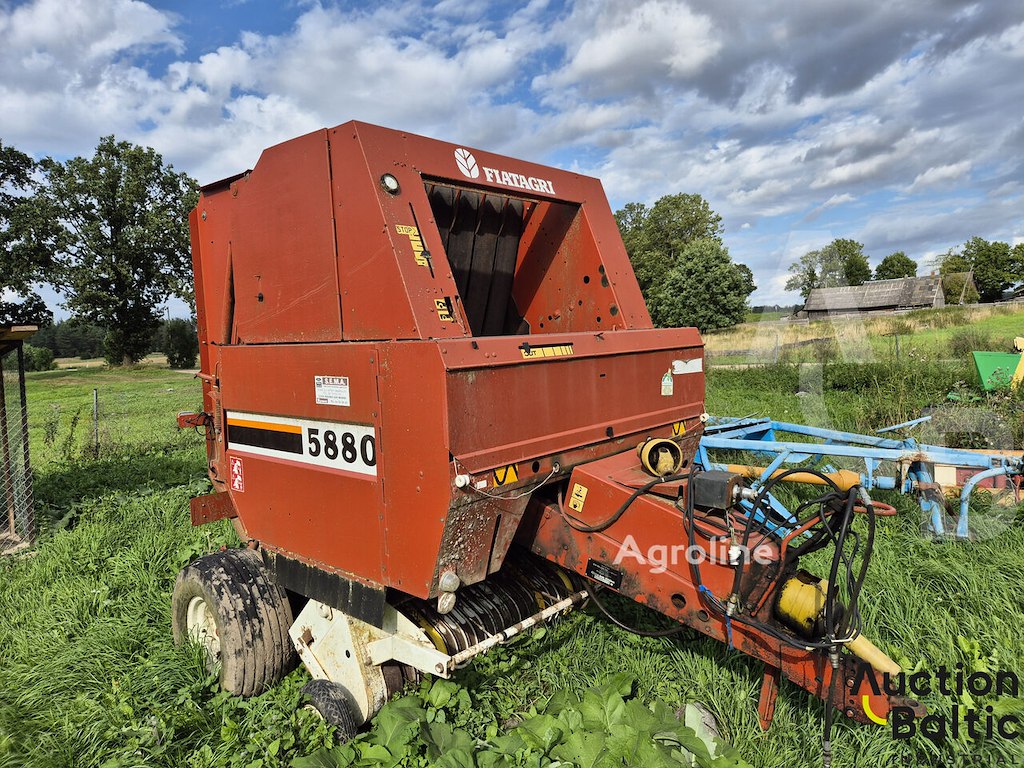 Prodaje se New Holland 5880 viljuške za okrugle bale na aukciji