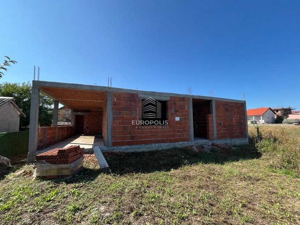 Kuća sa placom u centu Ugrinovaca ID#8432