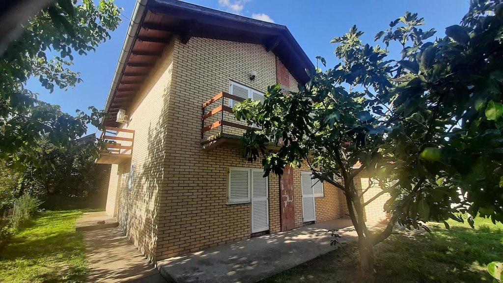 Spratna Kuća 200m Adice