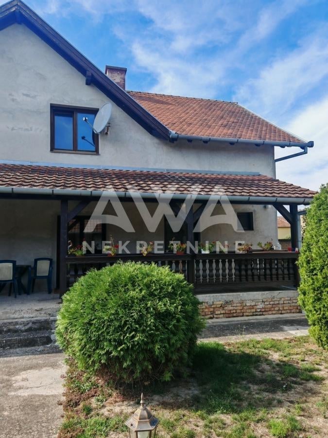 Apatin. Širi centar, dvojna kuća na zasebnoj parceli