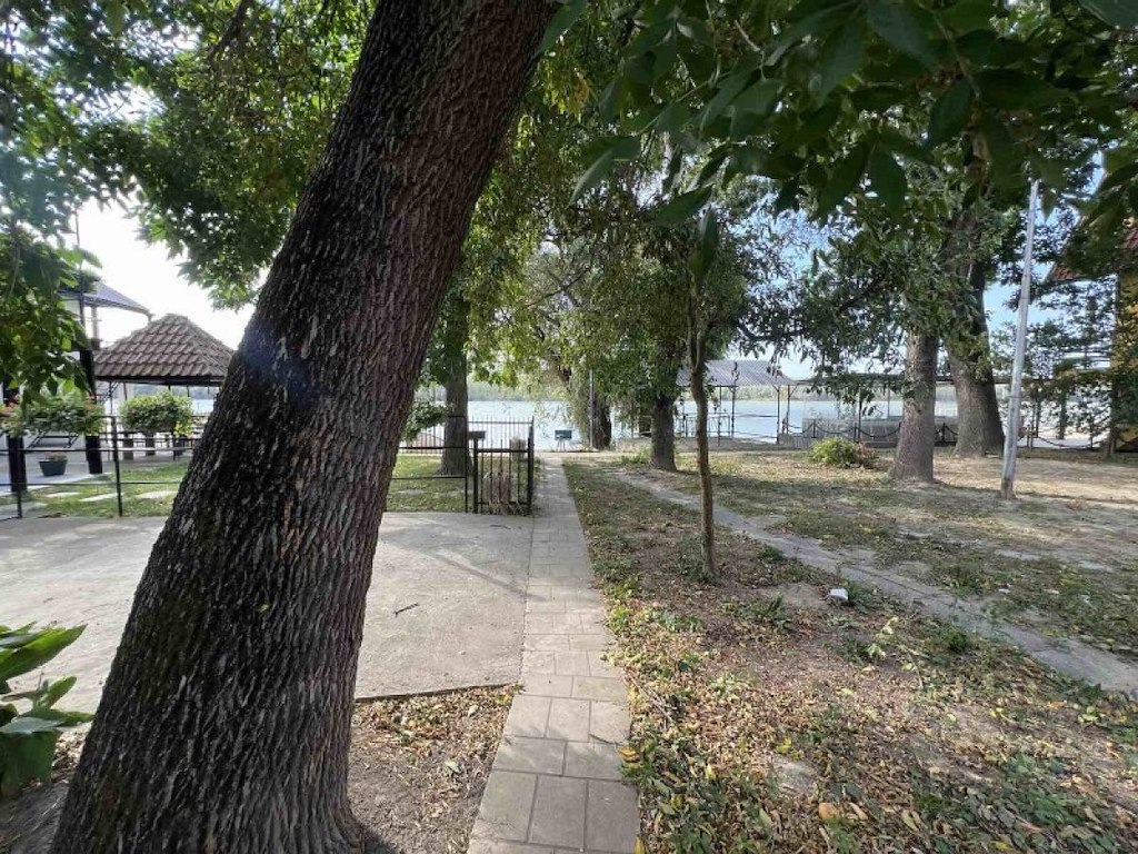 Novi Sad, Kamenjar. ZA LJUBITELJE DUNAVA! Prodaje se RENOVRANA VIKENDICA, u drugom redu do Dunava. V