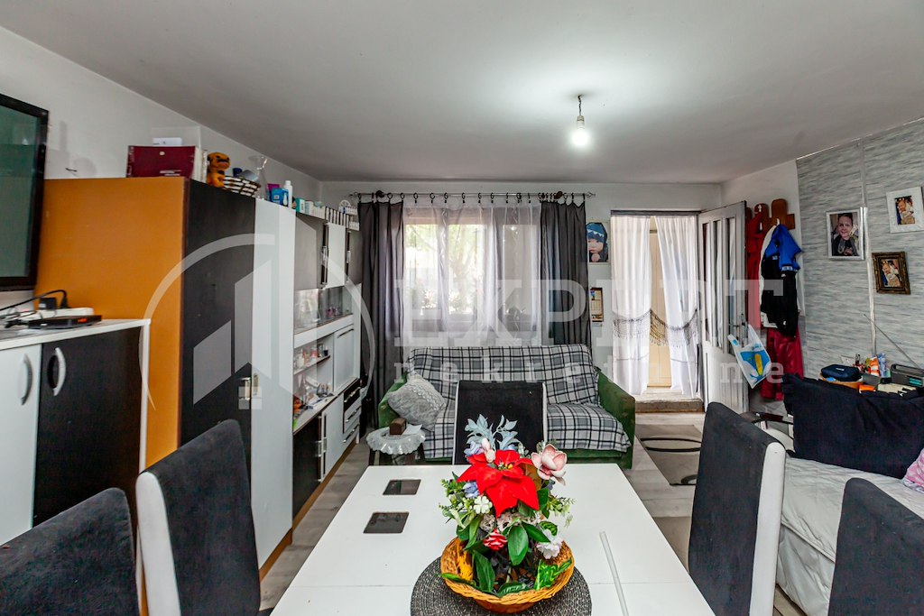 Kuća na Mramorskom brdu, prizemlje i sprat, 104 m2, plac 406 m2