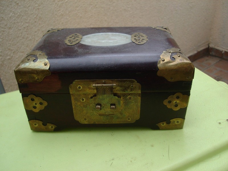 Kutija za nakit izsezdeetih sa zigom 17x12 visina 8cm.