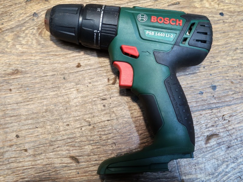 Bosch aku šrafilica sa čekićem