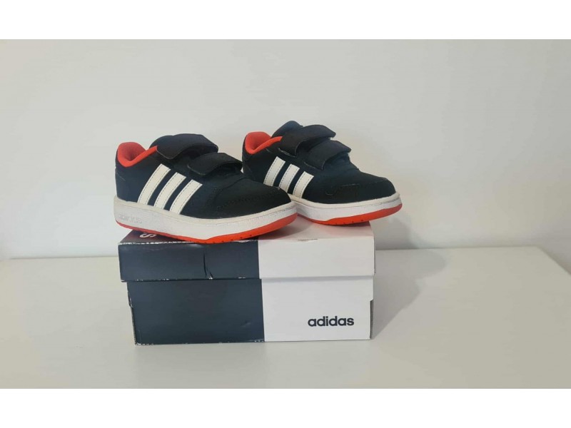 Adidas patike za dečaka br. 22