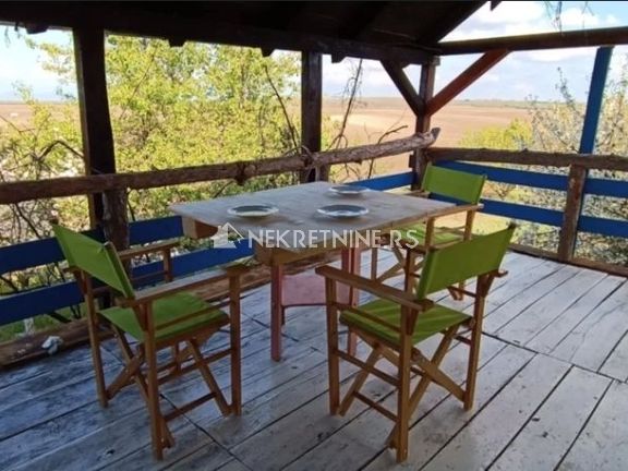 Deliblatska peščara, blizu Devojačkog Bunara, vikendica 123m2 i voćnjak 81 ar
