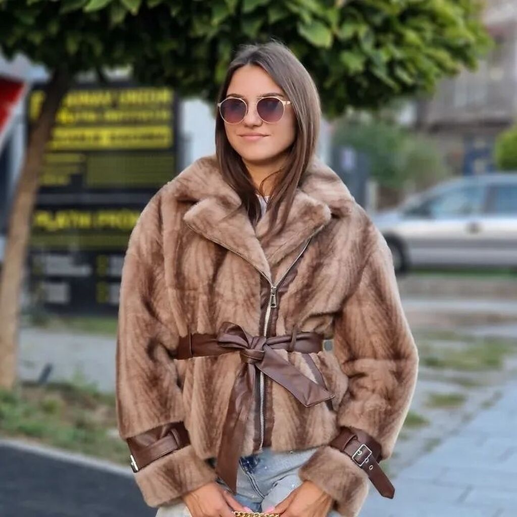 Ženska kratka bunda/ jakna od veštačkog krzna u toploj bež‑kesten