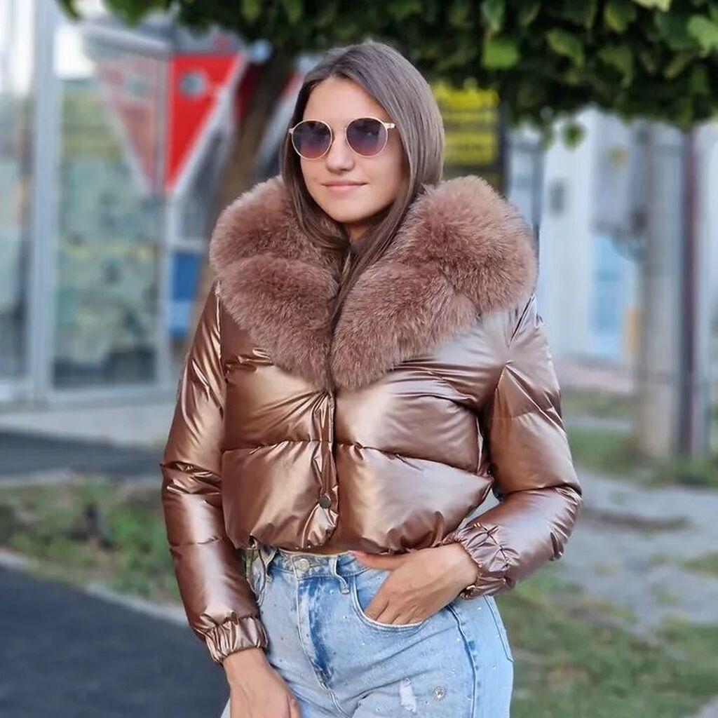 Kratka ženska zimska jakna u metalik bronzanoj boji sa raskošnim