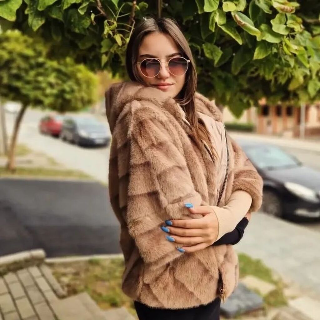Kratki ženski kaput/pončo sa kapuljačom od veštačkog krzna -