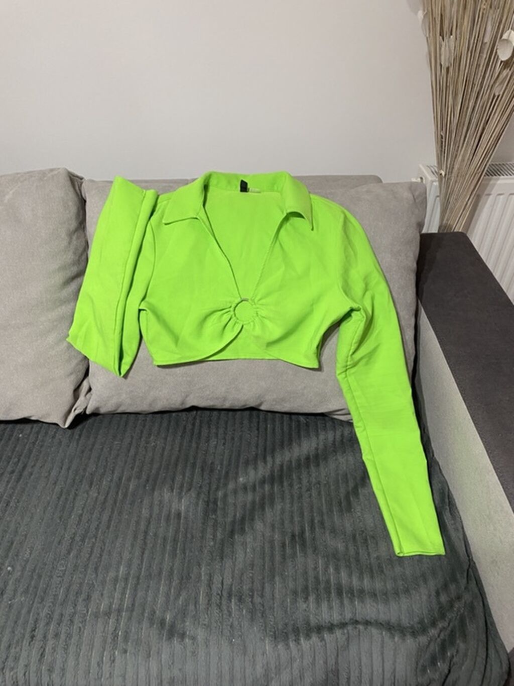 Dva ženska topa sa dugim rukavima – modni set. 1) Neonsko-zeleni