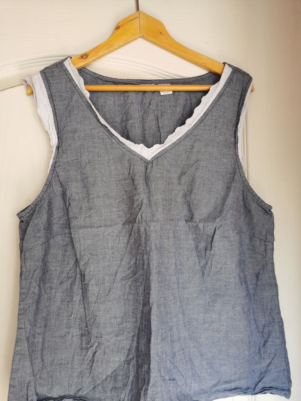 Ženska bezrukavna bluza/top - Boja: sivo-plava (denim izgled) sa
