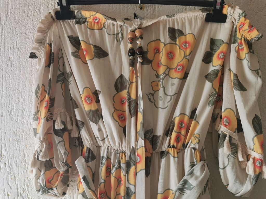 Duga letnja haljina sa ramenima “off-shoulder” kroja, u krem boji sa