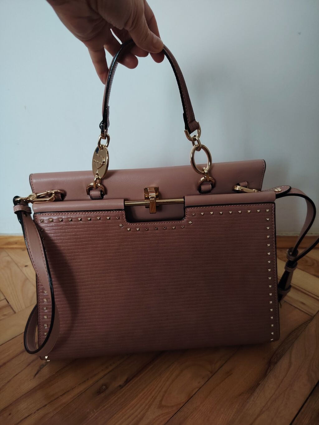 Elegantna ženska torba u puder-ružičastoj/roze nijansi. Detalji: -