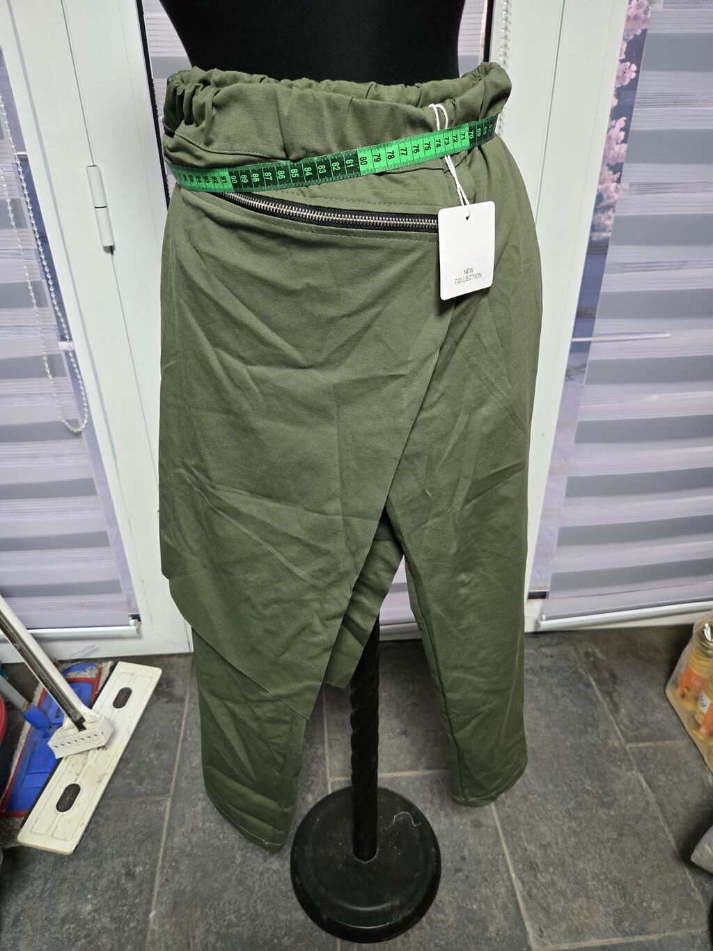 Zelene ženske pantalone sa preklopom (wrap dizajn) i elastičnim