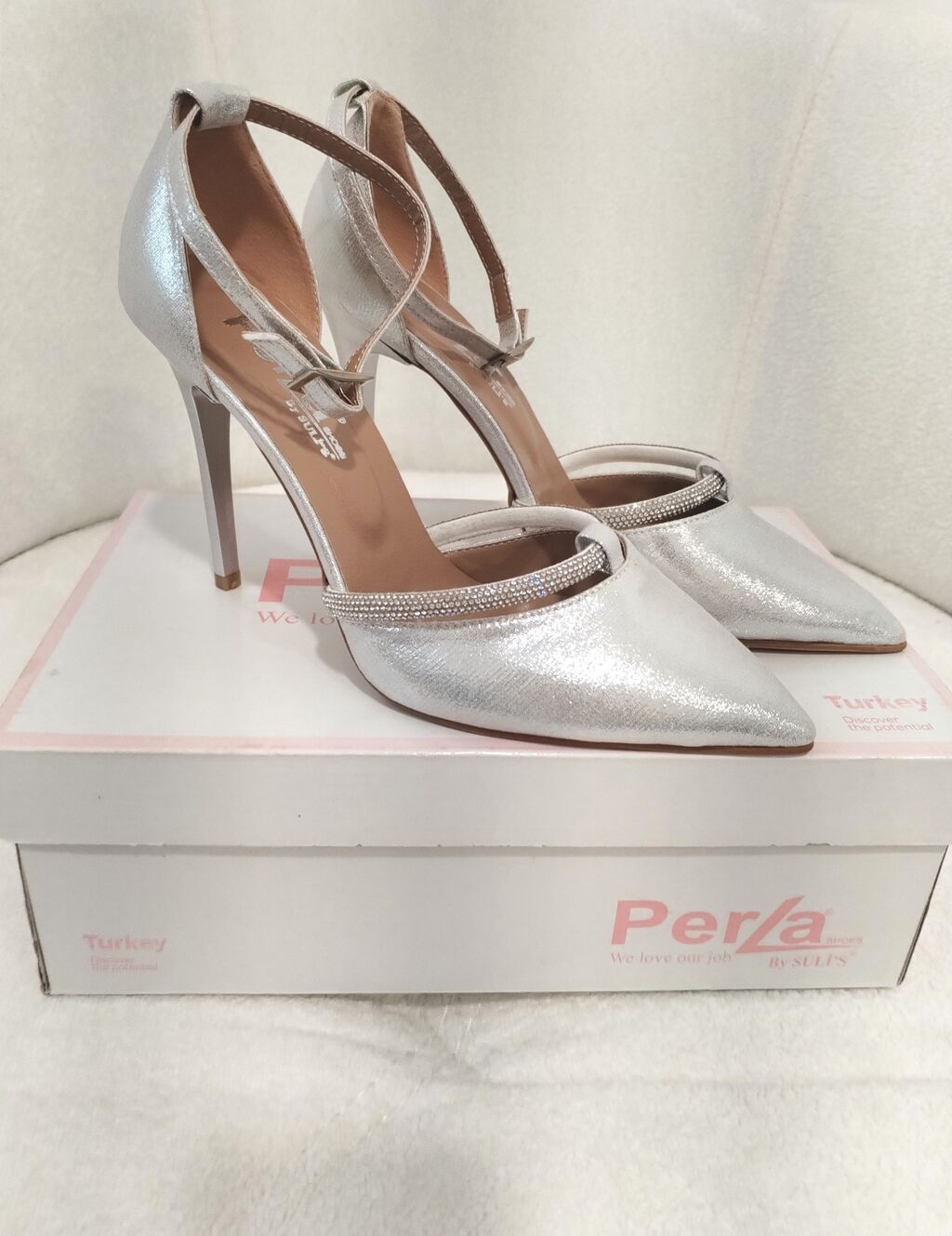 Salonke, Perla, 37