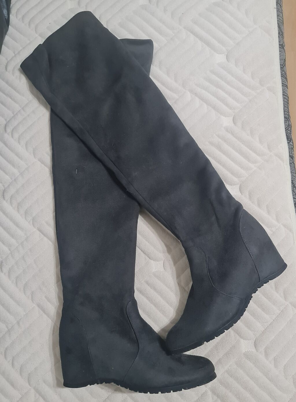 Crne ženske čizme preko kolena (over-the-knee), od mekog materijala