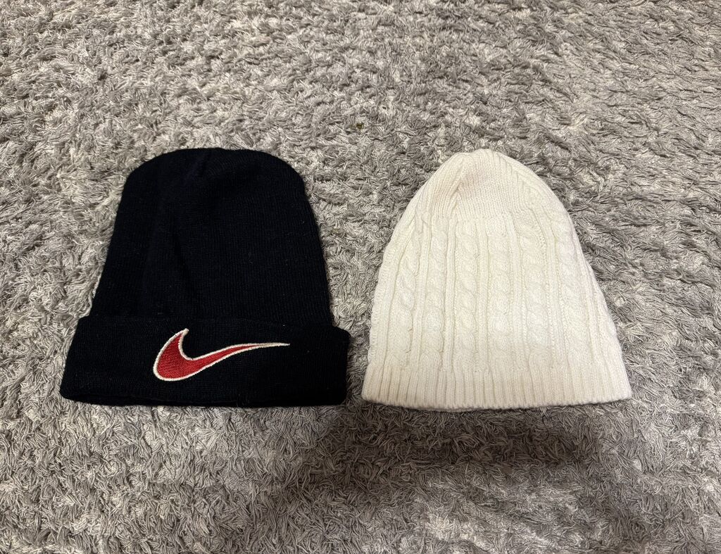 Nike kapa elasticna cela.Moze kao duza i kraca da se podesi.Bela kapa