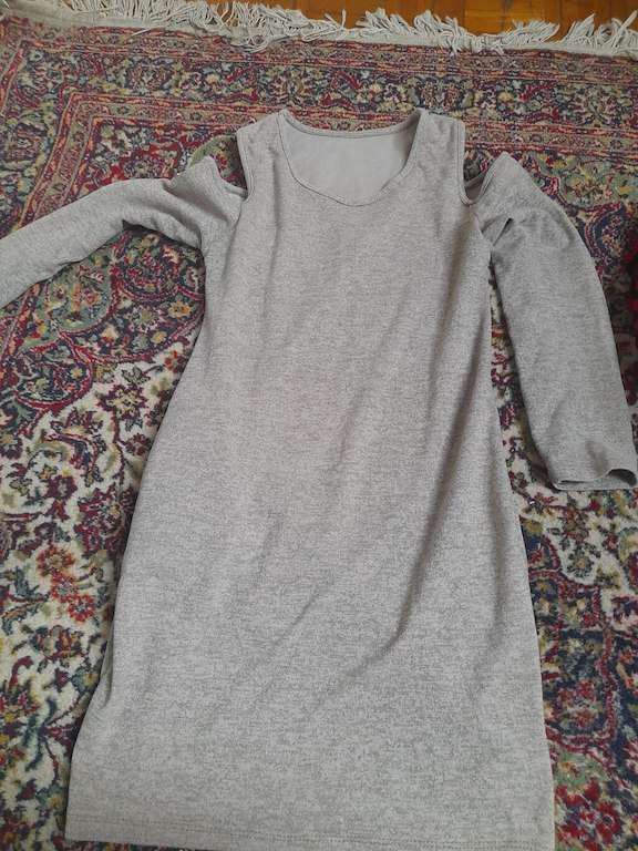 Siva haljina sa otvorenim ramenima (cold-shoulder kroj). -