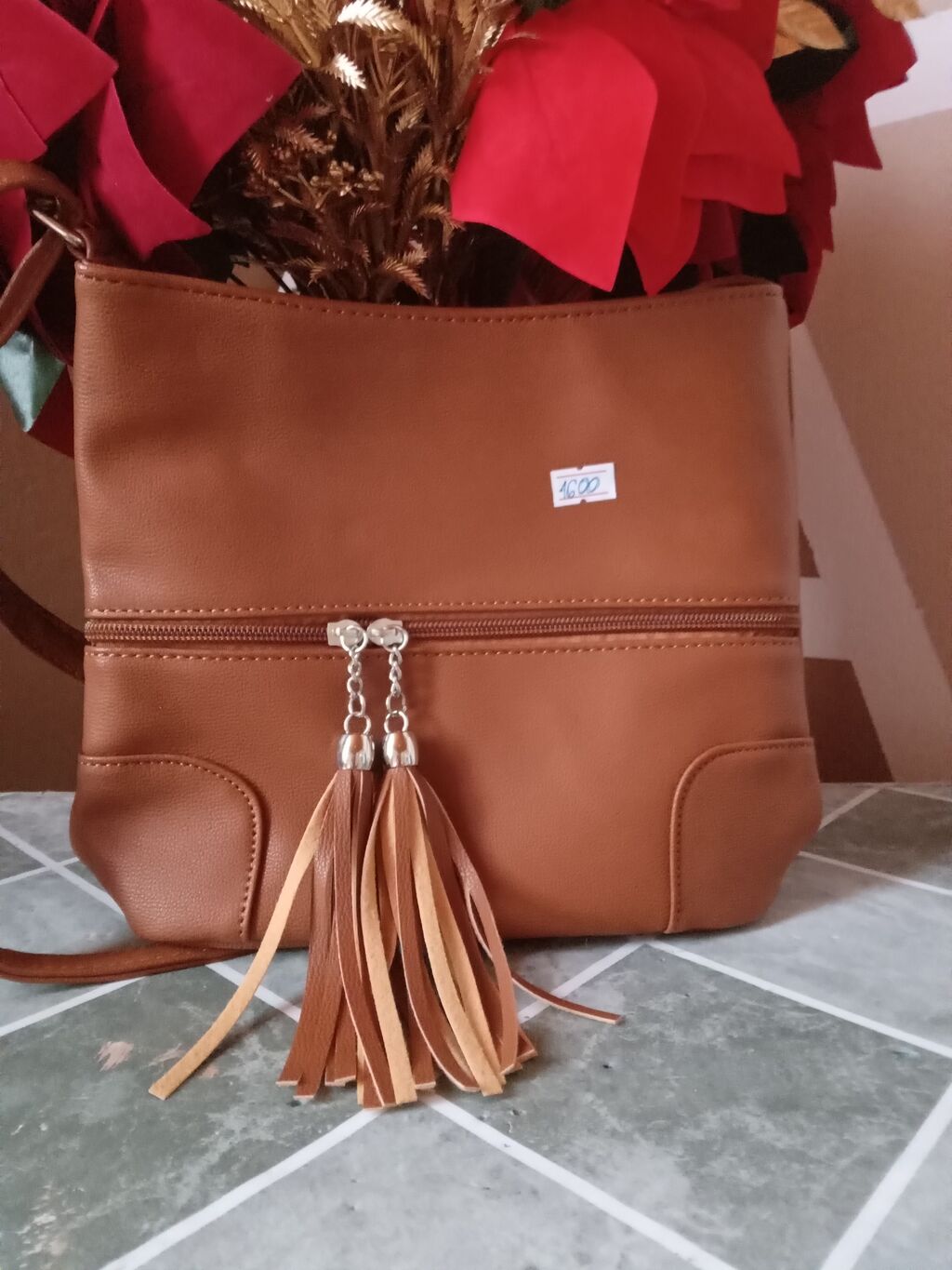 Ženska crossbody torba u kesten/camel braon boji. - Materijal