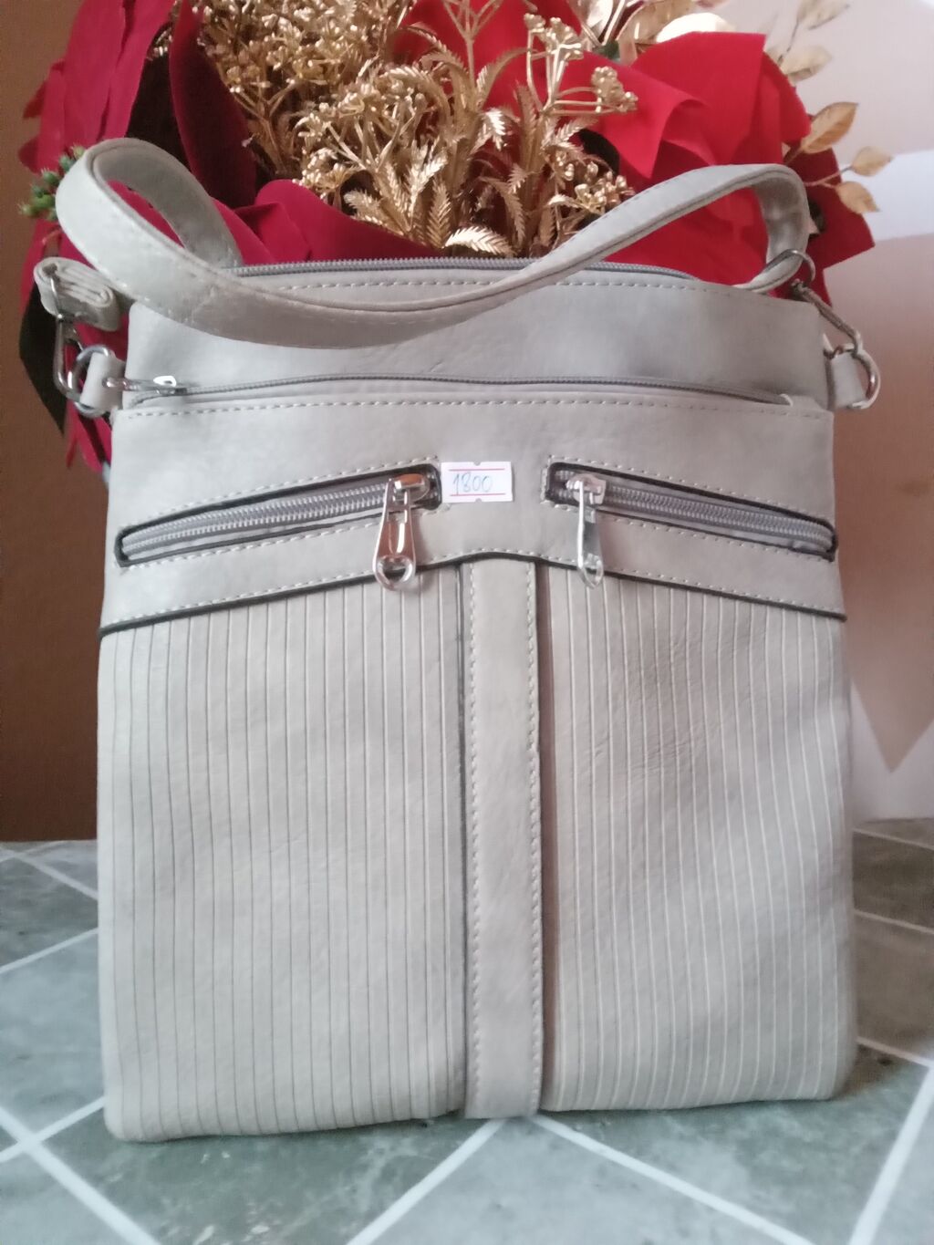 Ženska crossbody torba u svetlosivoj boji. - Materijal: meka eko