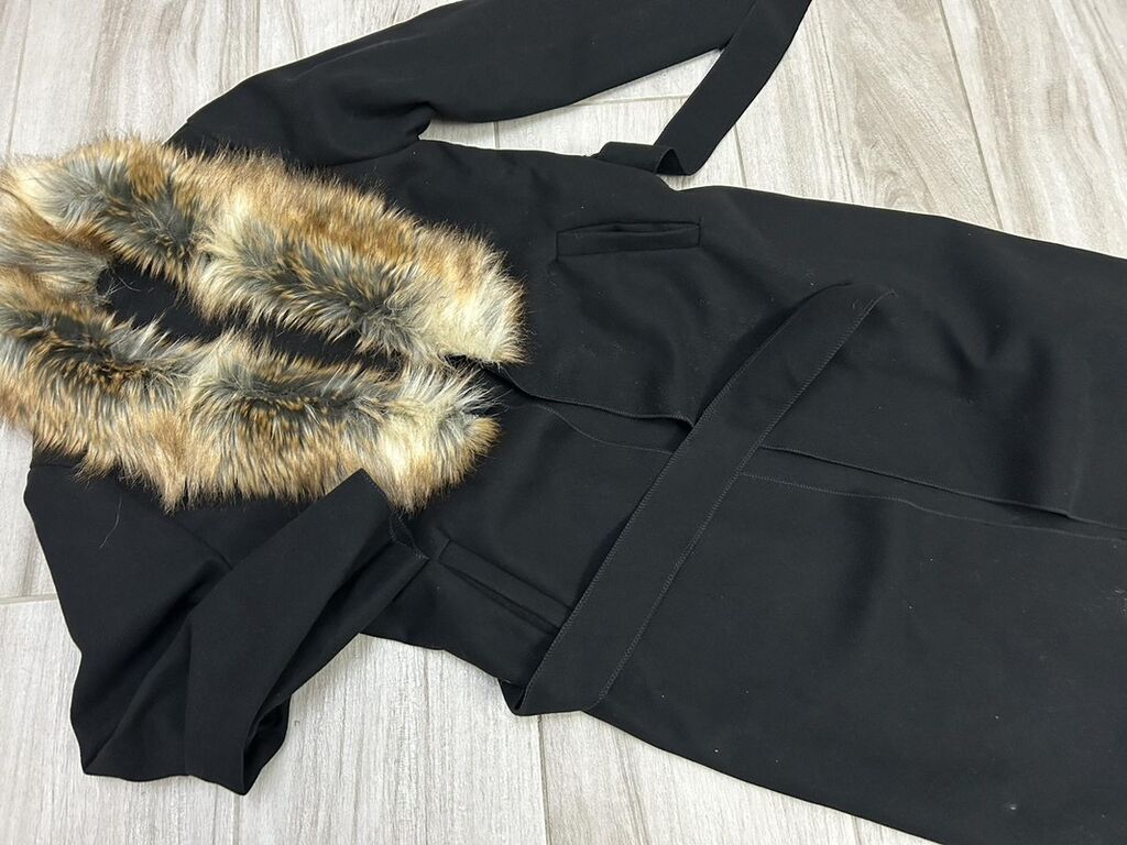 Elegantni crni kaput sa krznom - Model: dugi kaput ravnog kroja -