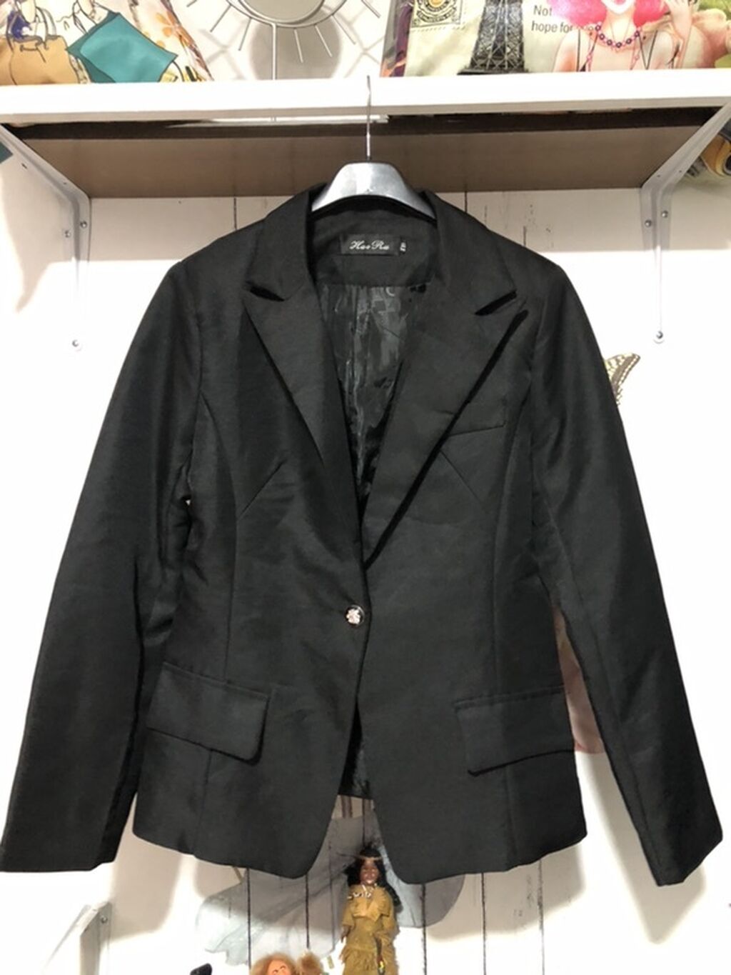 Elegantni crni ženski sako - Klasičan kroj sa reverima i strukiranim