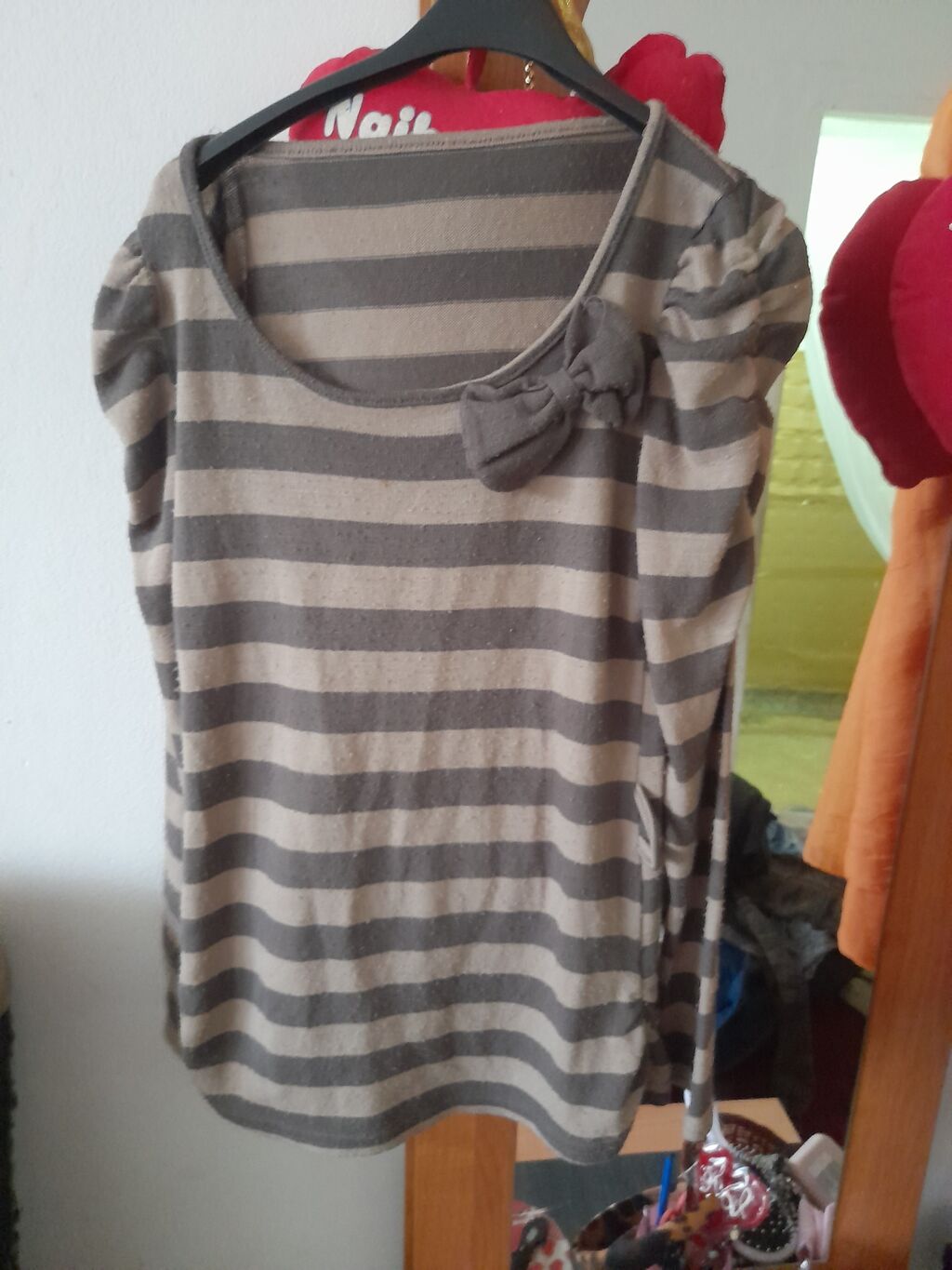 Prugeasta ženska majica/bluza kratkih rukava u sivo‑bež tonovima