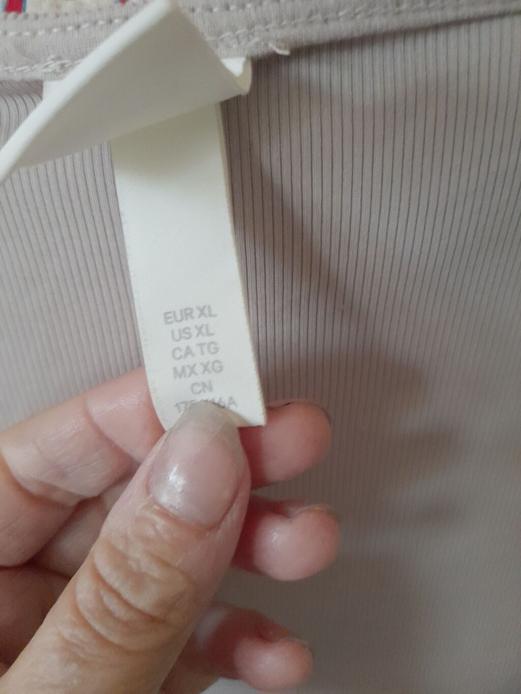 Ženska bluza dugih rukava, svetlosive/bež boje. Model sa opuštenim