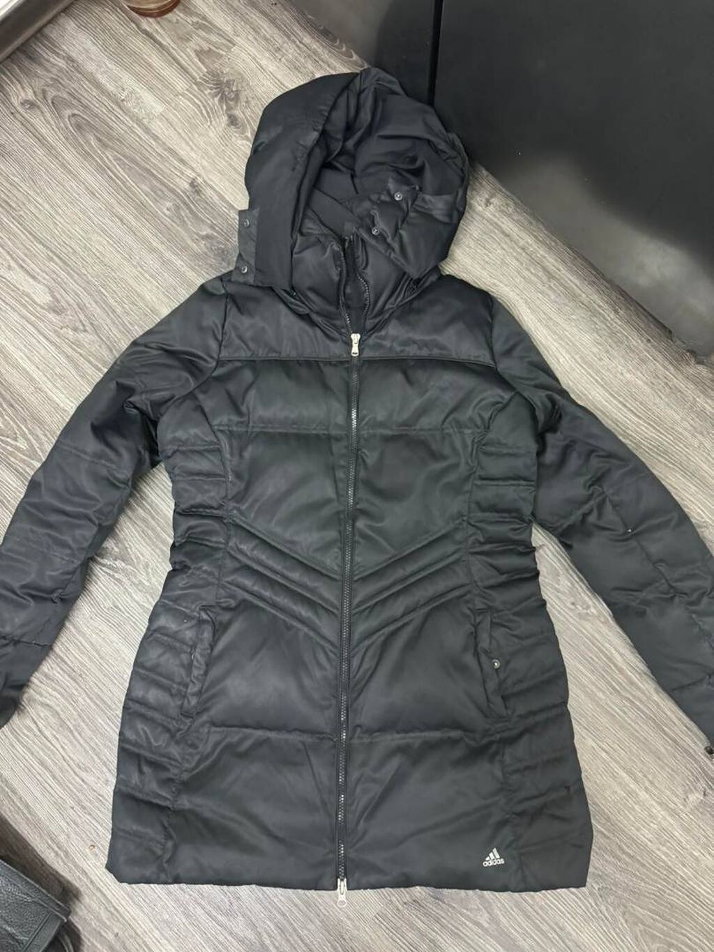 Original ADIDAS jakna. Naznačene razne evropske veličine, odgovara