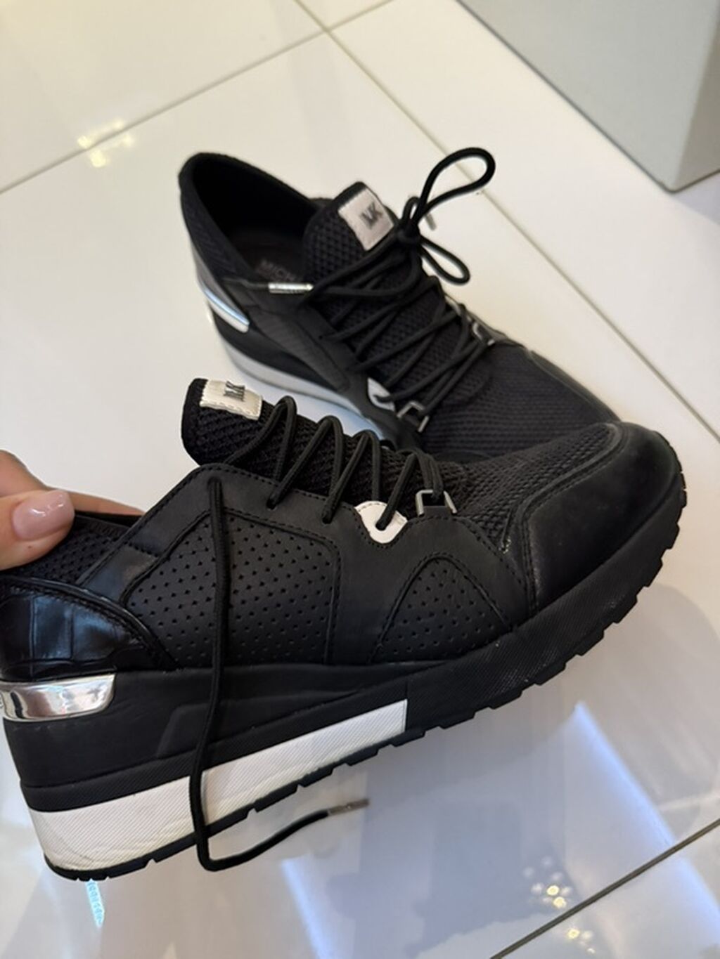 Sneakers patike Michael Kors (MK) – crne - Model sa zadebljanim đonom
