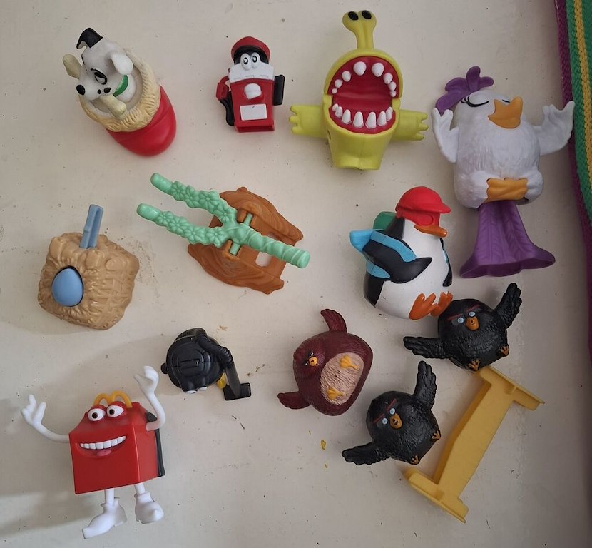 Set raznolikih figurica i igračaka iz McDonaldsa - Plastične figure