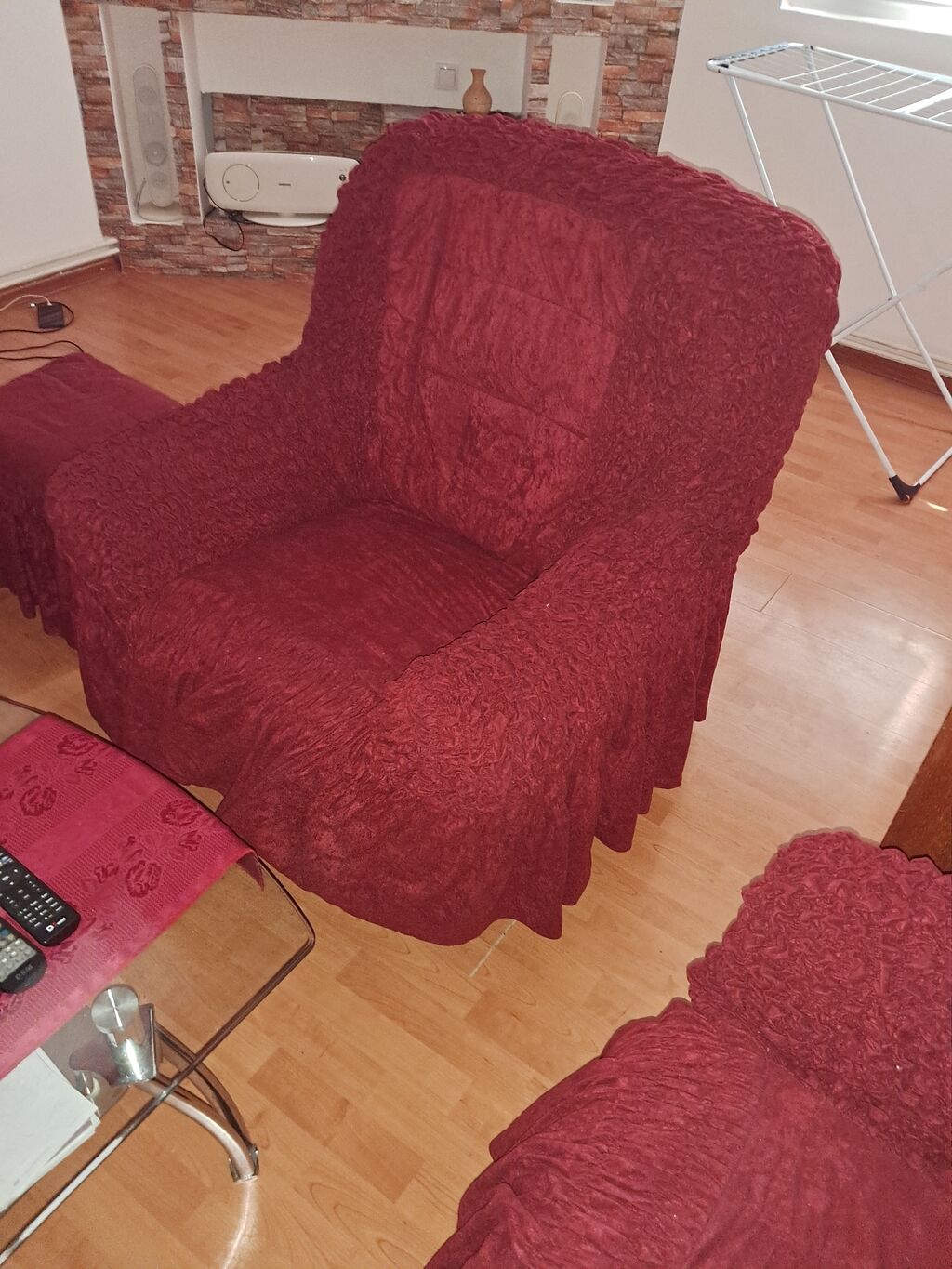 - Prostrana, udobna fotelja sa širokim naslonima i dubokim sedištem -