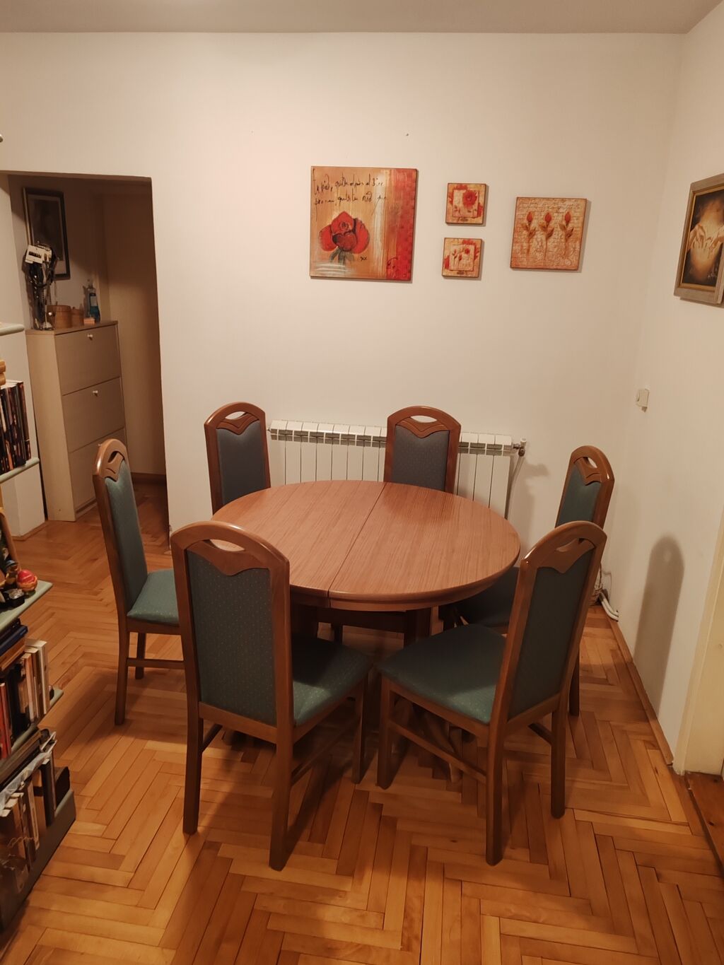 Drveni trpezarijski (okrugli-ovalni) sto i 6 stolica od punog drveta