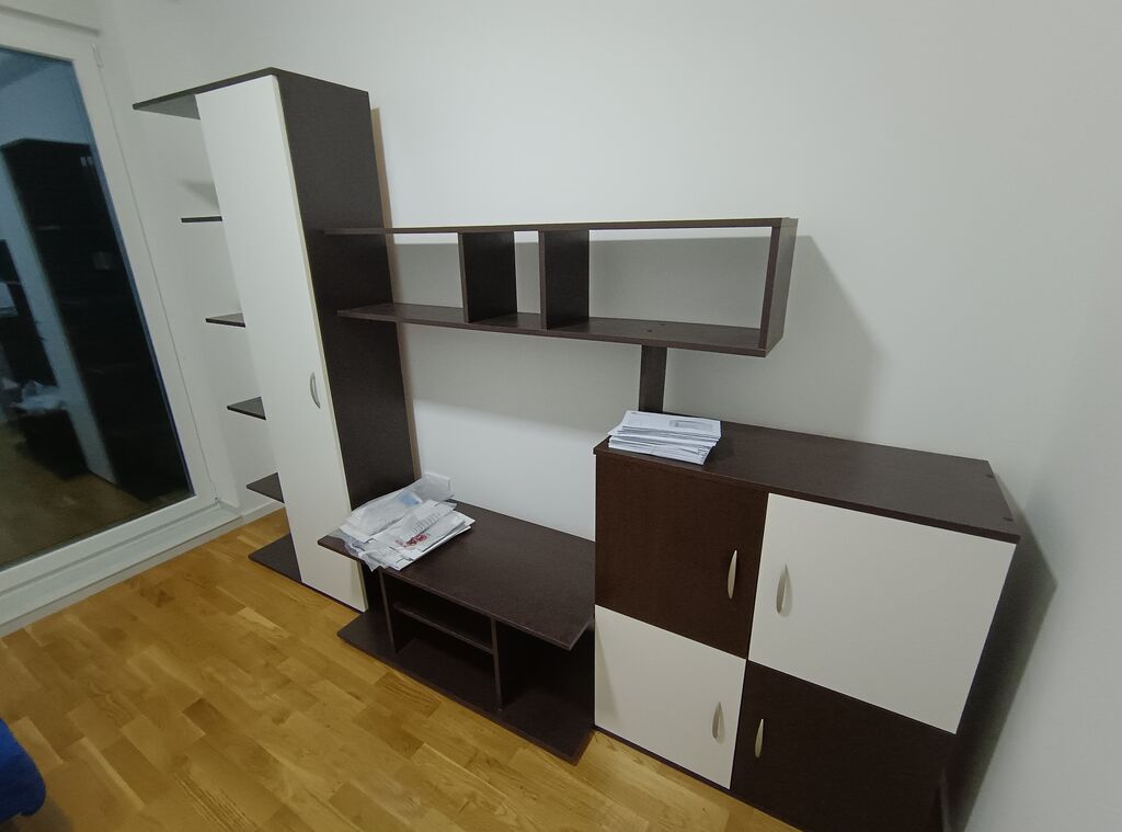 Moderan zidni dnevni regál od univera u kombinaciji tamnog drveta i