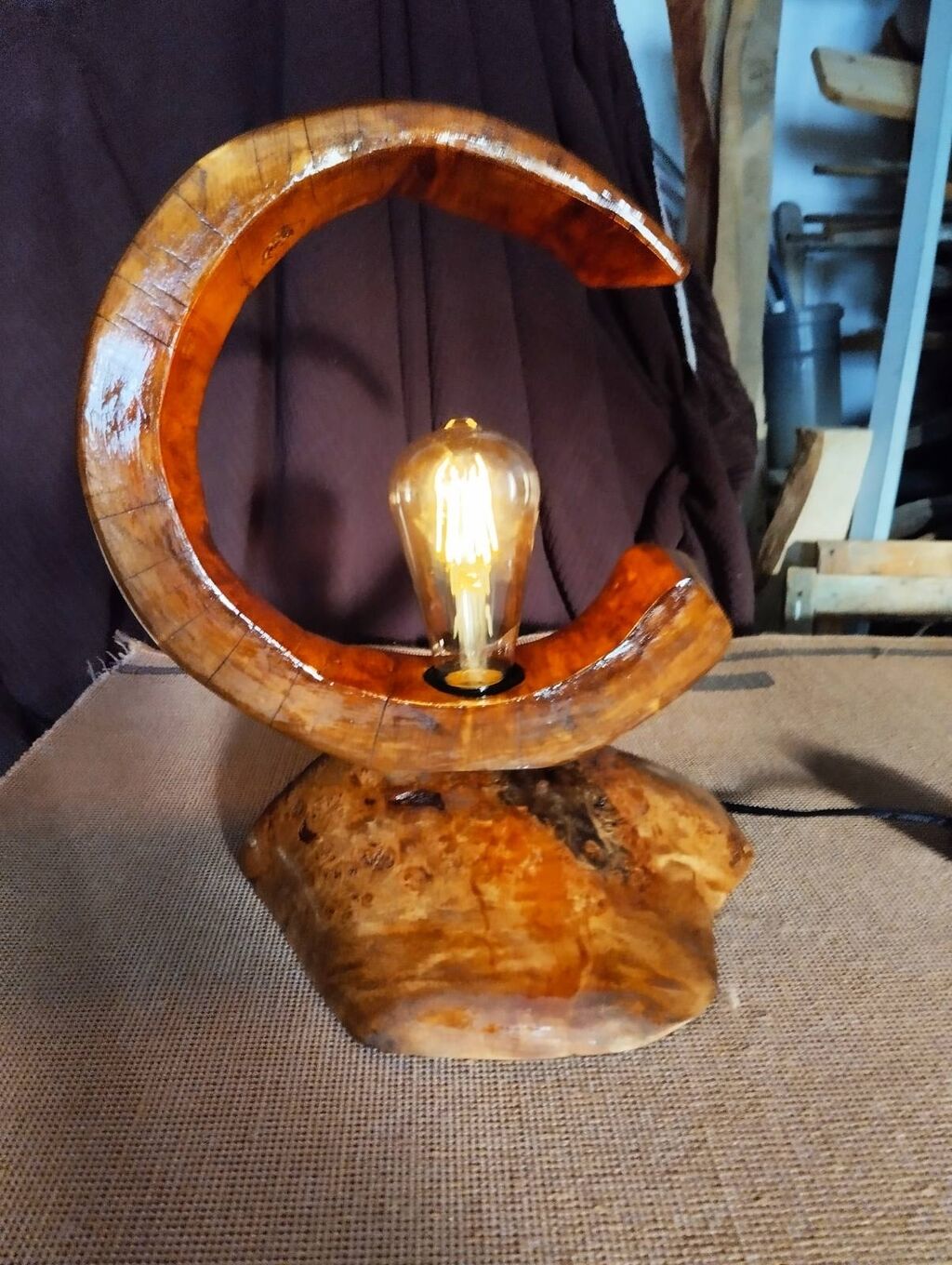 Unikatna ručno rađena stolna lampa od punog drveta - Materijal