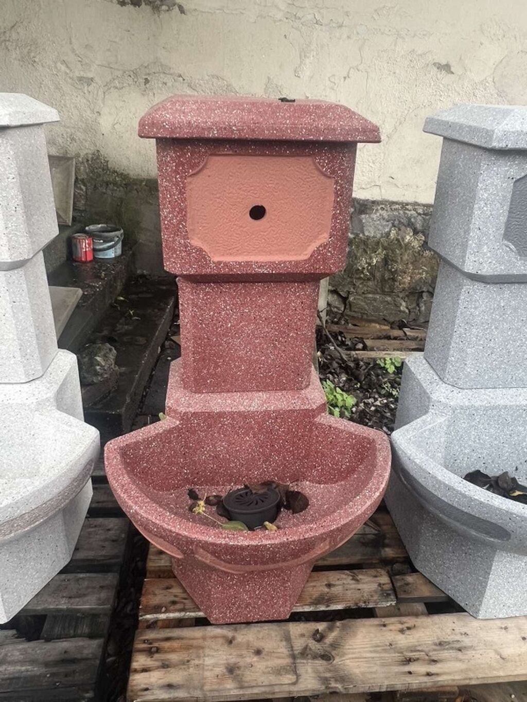 Dekorativna baštenska cesma– samostojeća - Materijal: izliveni beton
