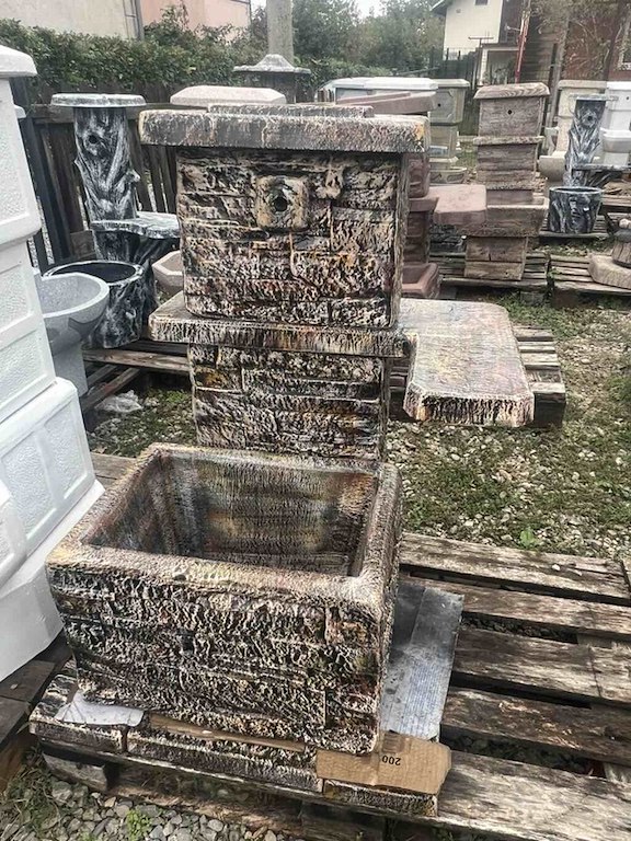 Dekorativna baštenska česma od betona sa izgledom prirodnog kamena. -