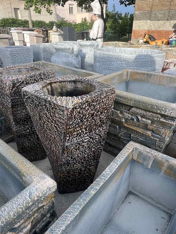 Dekorativne saksije/žardinjere od kamena ili betonskog kompozita -