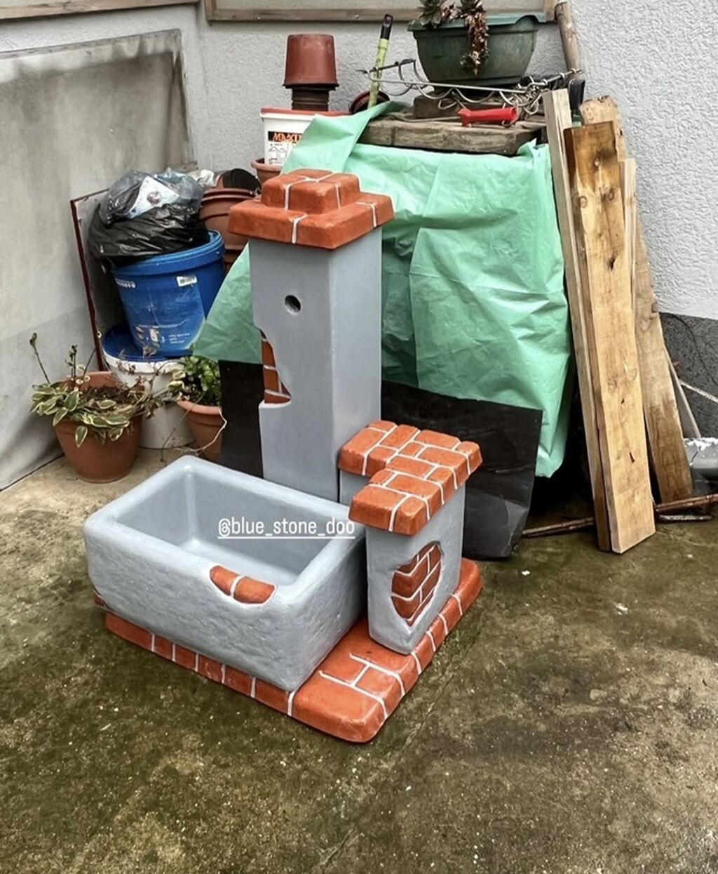 Dekorativna baštenska česma/korito sa imitacijom cigle - Materijal