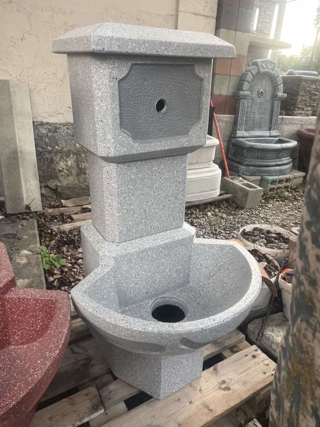 Dekorativna baštenska fontana/česma od veštačkog kamena (teraco). -