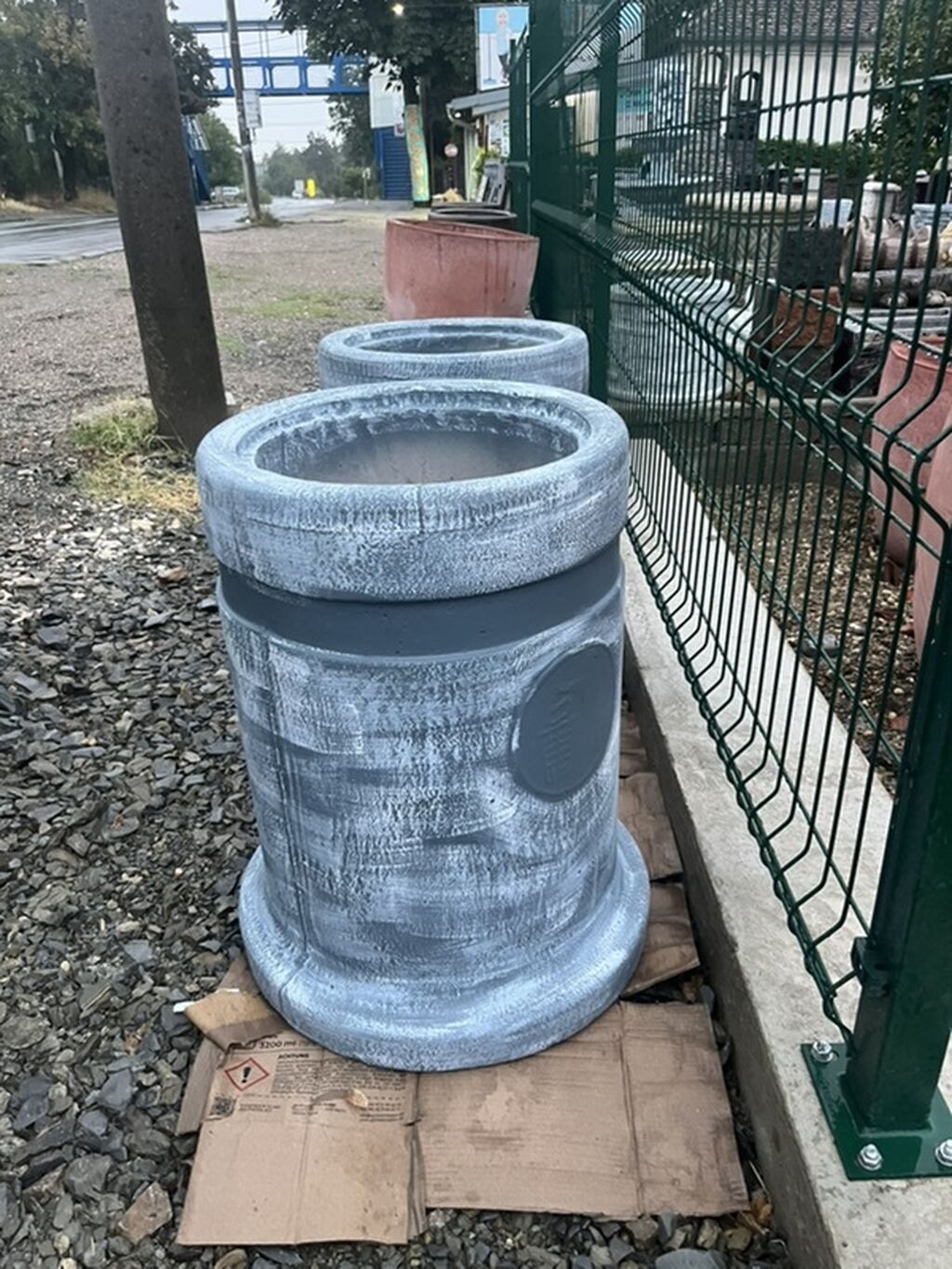 Betonske žardinjere – cilindričnog oblika, masivne i dekorativne, u