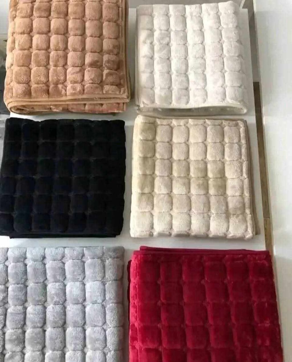 Ik Plišani flekeri sa podlogom od materijala koja će ostati postojana