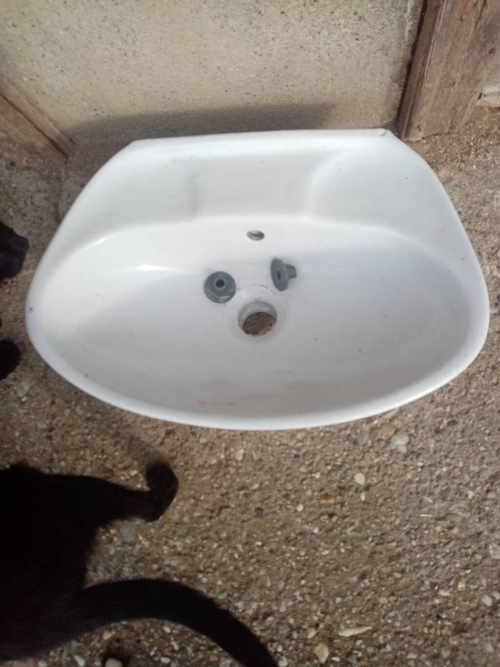 Mali lavabo ispravan potpuno samo ga treba oprati, dimenzije 34x31