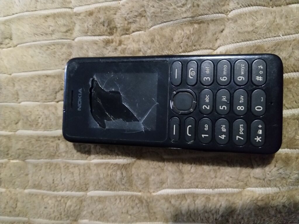 Telefon Nokia modela RM-945, crne boje, sa fizičkom tastaturom. Uređaj