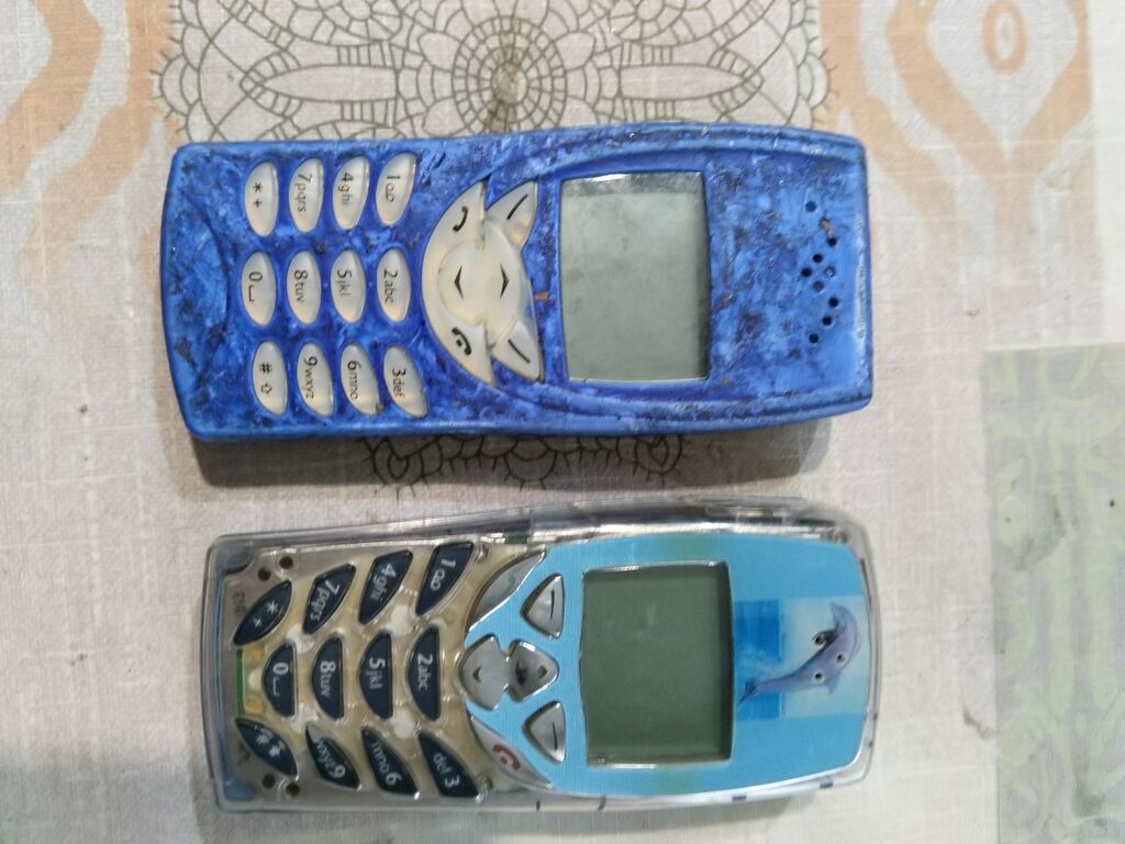 Nokia 8210 i Nokia 8310 mobilni telefoni Kolekcija starih mobilnih