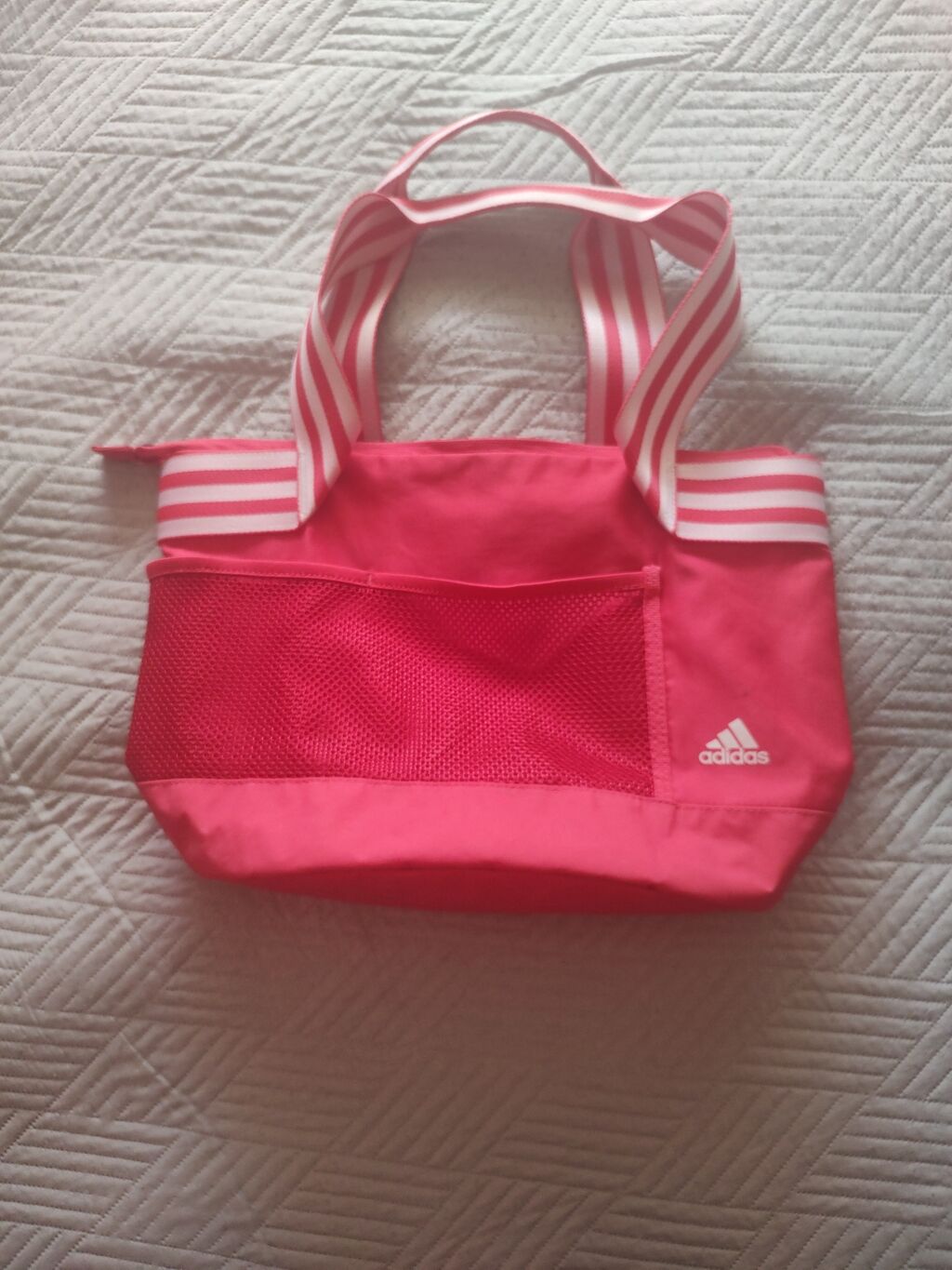 Adidas sportska torba/tote u jarko roze boji. - Materijal: lagana