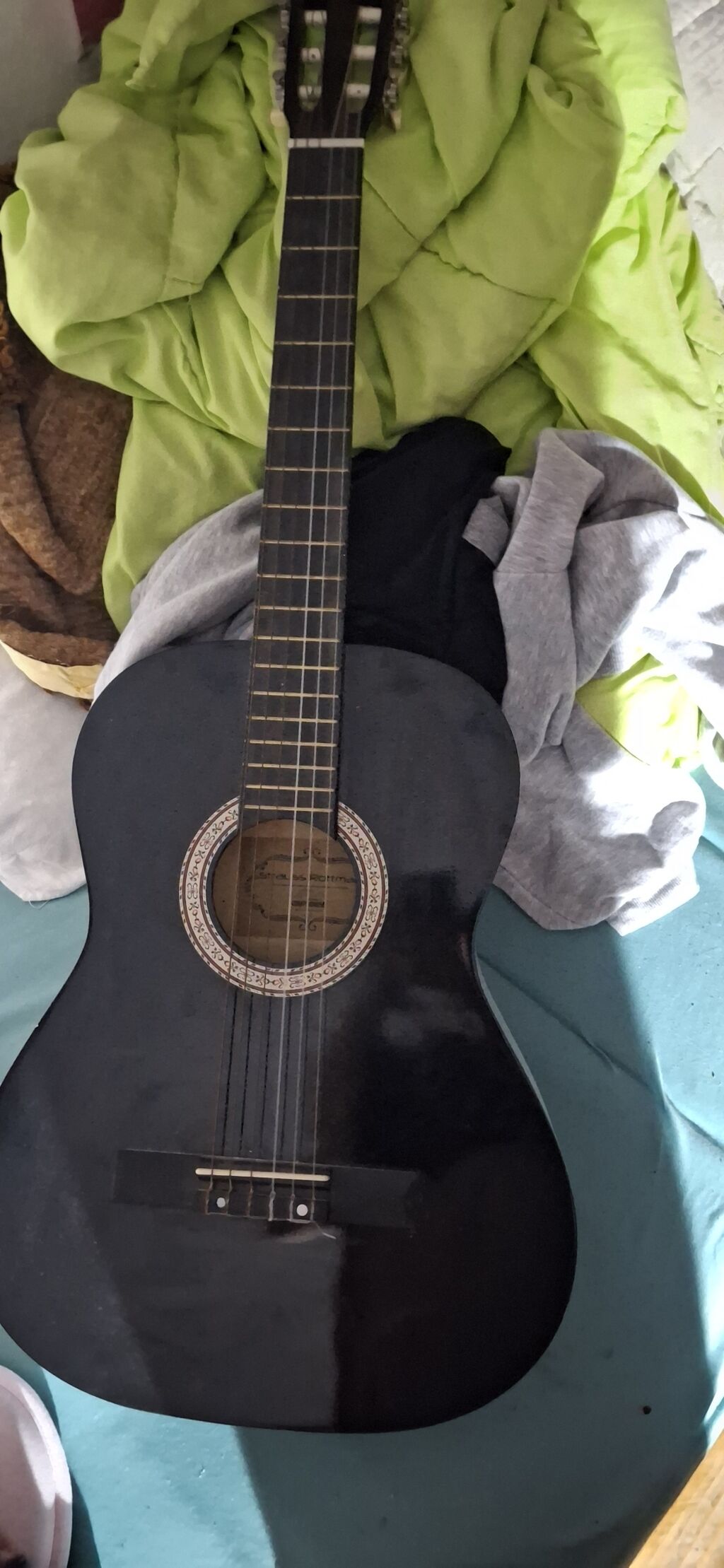 Klasična akustična gitara – crna, sa sjajnim finišem. - Veličina