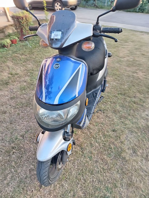 Skuter Hurricane 50 (2T) - Zapremina: 49 cm³, dvotaktni agregat -
