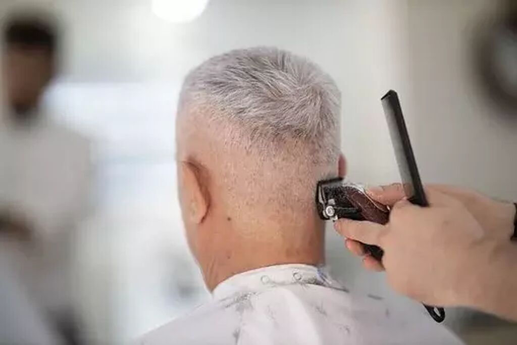 Muško šišanje i uređivanje frizure mašinicom i makazama -